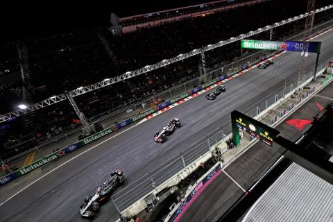 F1 fans tear down screens blocking view of Las Vegas GP - TRmotosports